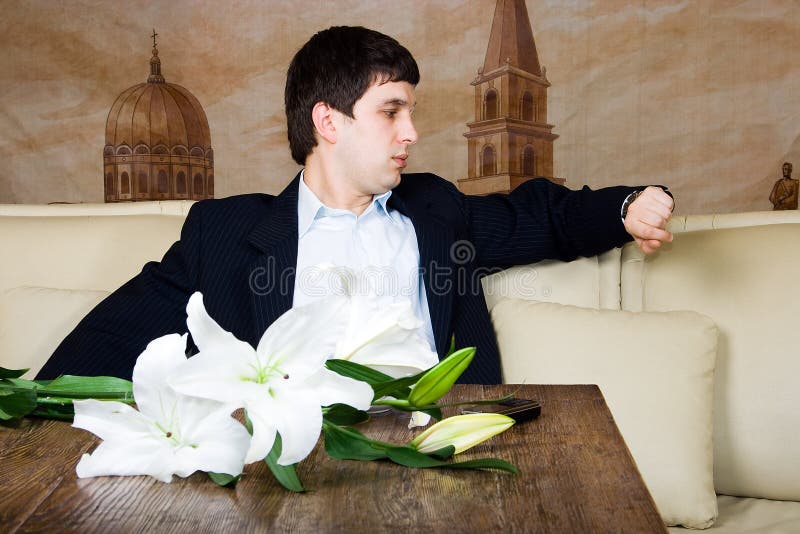 El hombre está esperando imagen de archivo. Imagen de restaurante - 3236745