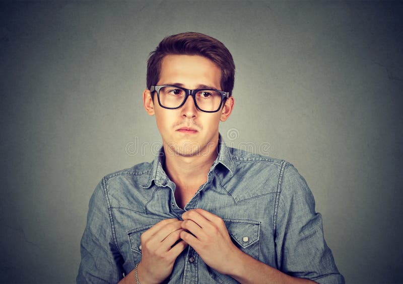 El Hombre Introvertido Nervioso Siente Torpe Foto de archivo - Imagen ...