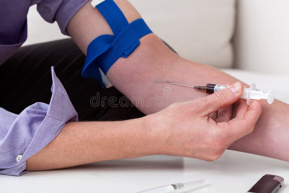 El Hombre Inyecta Las Drogas Foto de archivo - Imagen de apego, triste ...