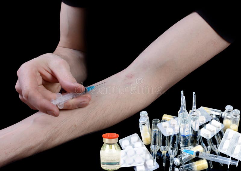 El Hombre Inyecta Una Droga Foto de archivo - Imagen de bacterias ...