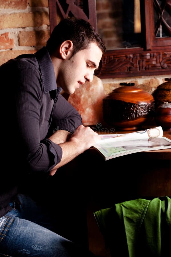 El Hombre Lee El Compartimiento Imagen de archivo - Imagen de barra ...