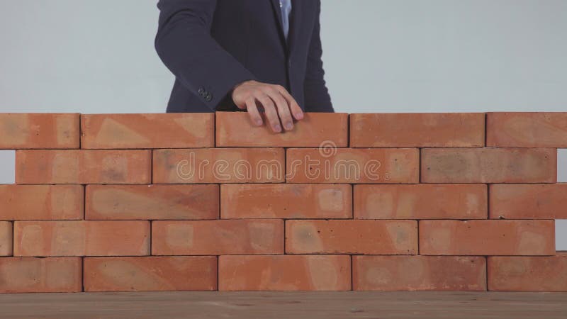 El Hombre Pone El Ladrillo En La Pared Metrajes - Vídeo de ladrillo ...