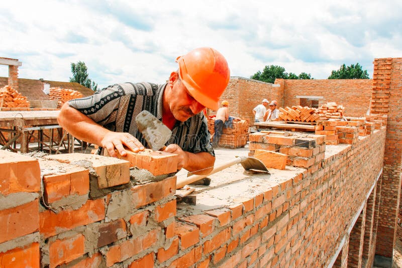 El hombre pone un ladrillo imagen de archivo editorial. Imagen de ...