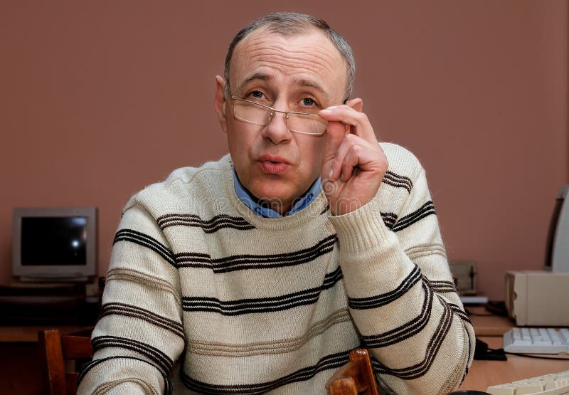 El hombre que duda foto de archivo. Imagen de serio - 109932202