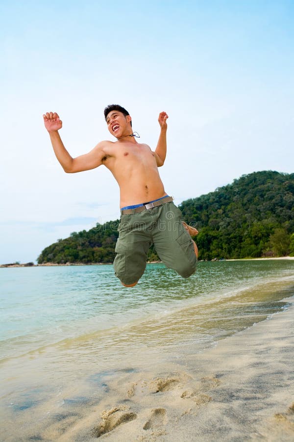El Hombre Que Salta En La Playa Imagen de archivo - Imagen de sano ...