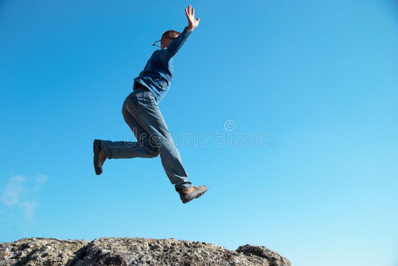 El Hombre Que Salta En Las Rocas Foto de archivo - Imagen de salto ...