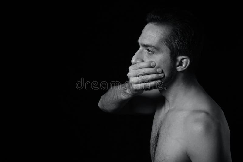El Hombre Se Cubre La Boca Con Las Manos Foto de archivo - Imagen de ... El Hombre Se Cubre La Boca Con Las Manos Foto de archivo - Imagen de ...