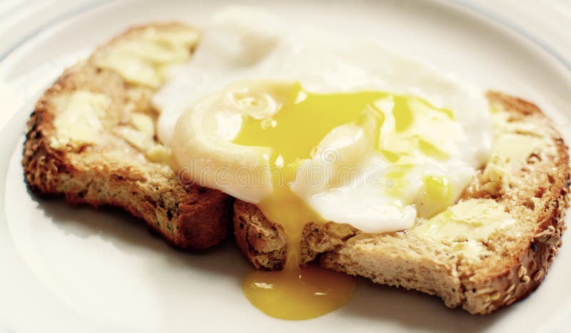 El Huevo Escalfado Perfecto Foto de archivo - Imagen de ingrediente ...