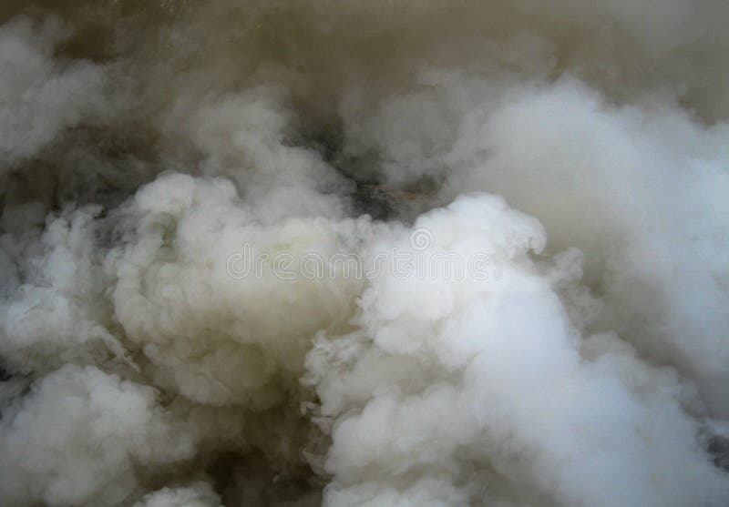 Fuego Con Humo Denso Y Grueso Foto de archivo - Imagen de departamento ...