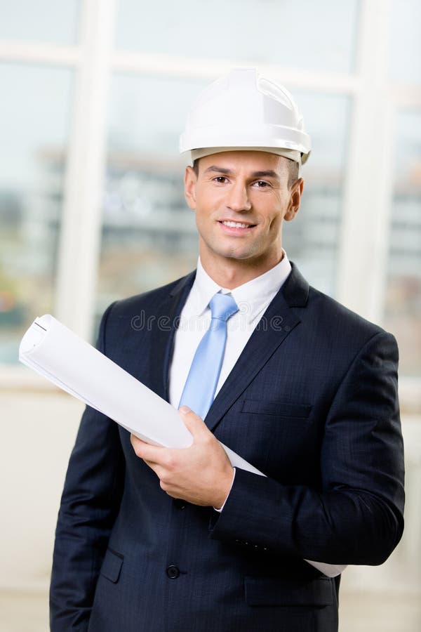 El Ingeniero En Casco Da El Modelo Y Los Pulgares Para Arriba Imagen de ...