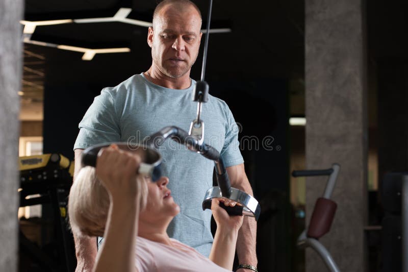 El Instructor Profesional Masculino Fuerte Ayuda a Su Cliente Imagen de ...