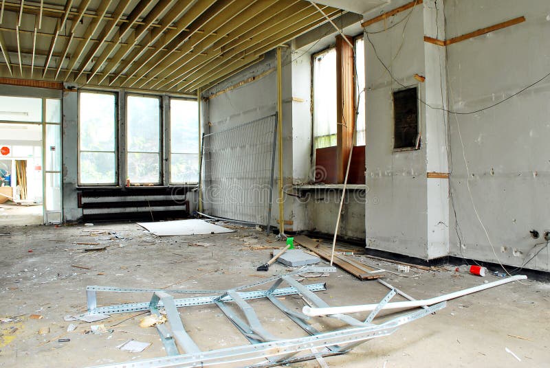 El Interior De Un Edificio Devastado Foto de archivo - Imagen de suelo ...