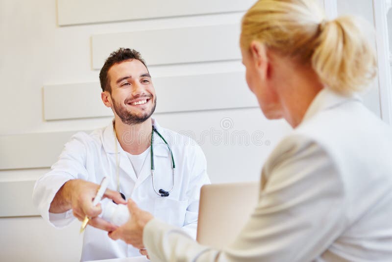 El Internista Da El Medicamento Al Paciente Foto de archivo - Imagen de ...