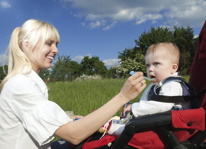 El introducir foto de archivo. Imagen de cochecito, mama - 14467624