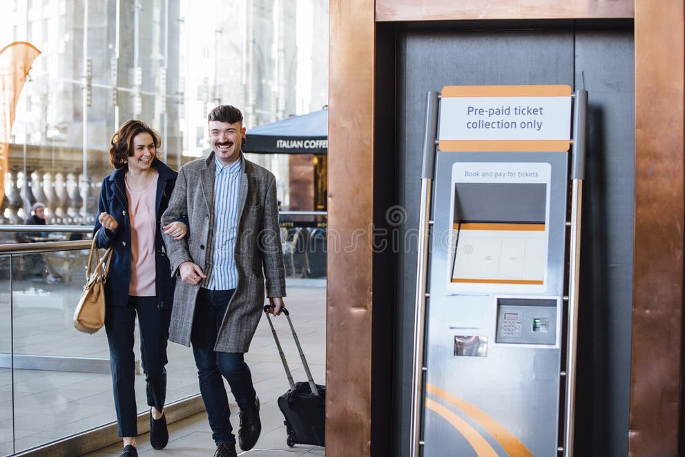 El ir a coger el tren imagen de archivo. Imagen de desplazamiento ...