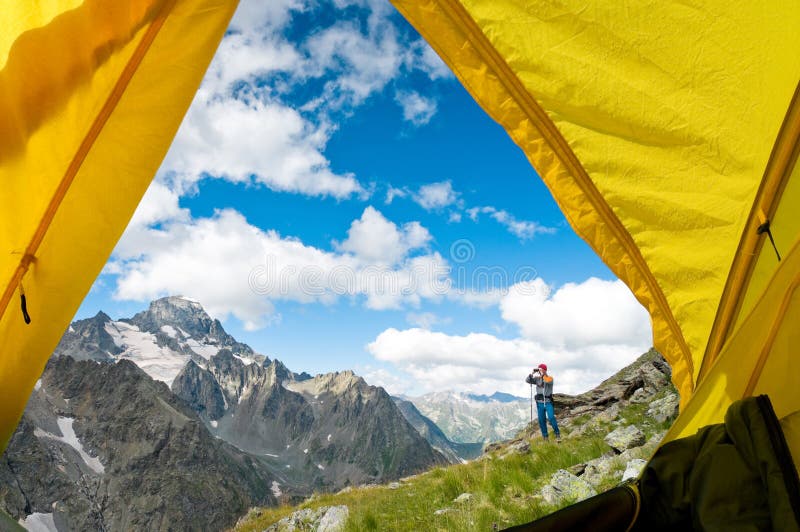 El ir de excursión foto de archivo. Imagen de cubo, tienda - 24176952