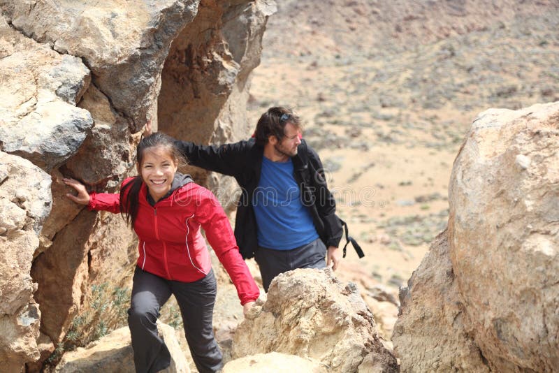 El Ir De Excursión De Los Pares Imagen de archivo - Imagen de hombres ...