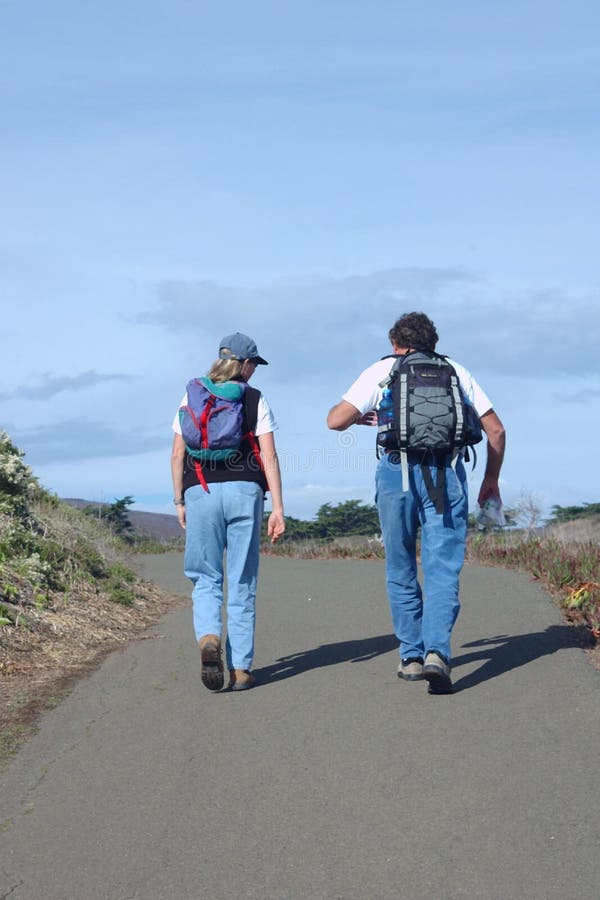 El Ir De Excursión De Los Pares Foto de archivo - Imagen de pavimentado ...
