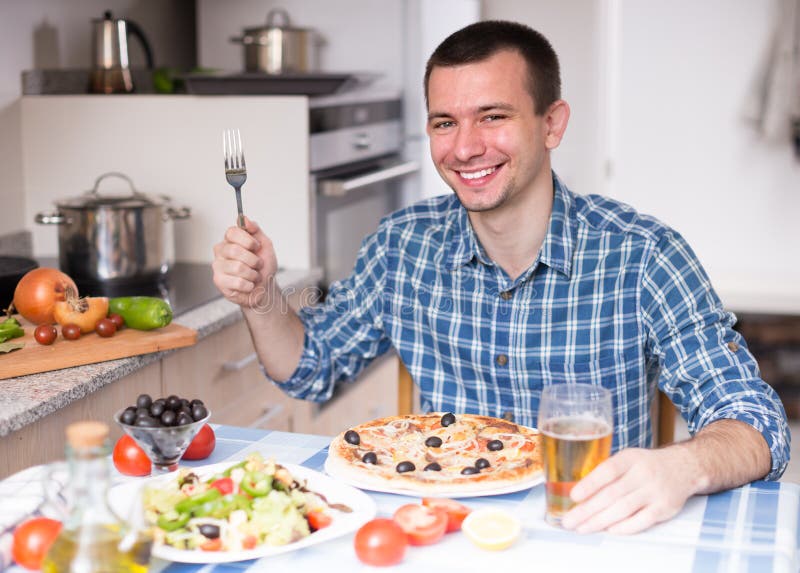 El Ir Masculino Feliz a Comer La Pizza Foto de archivo - Imagen de ...