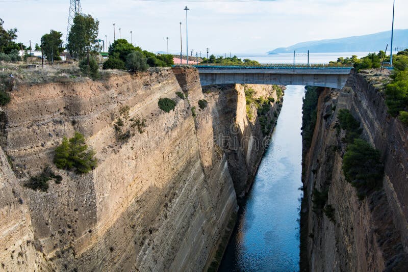 El Istmo Del Canal De Corinto De Corinto En Grecia Foto de archivo ...