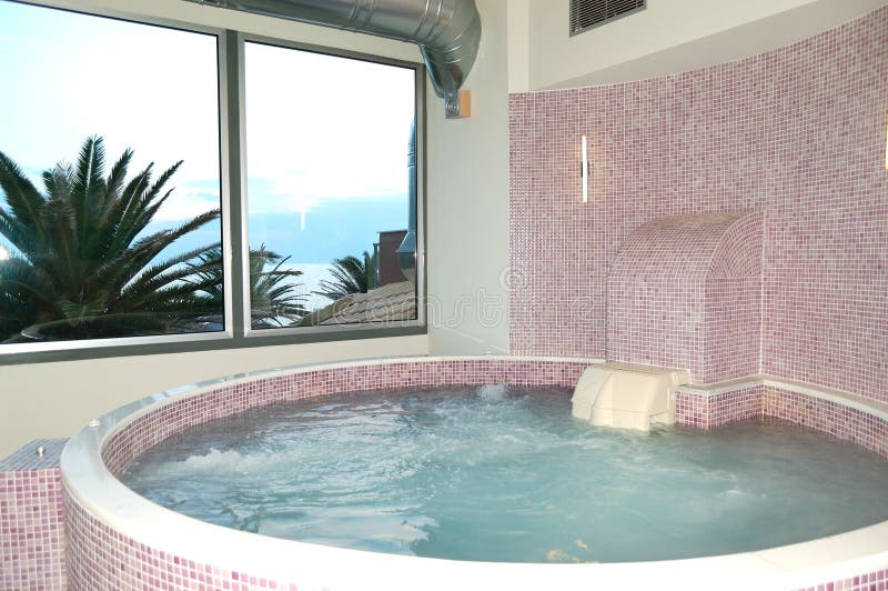 El Jacuzzi En BALNEARIO En El Hotel Moderno Imagen de archivo - Imagen ...