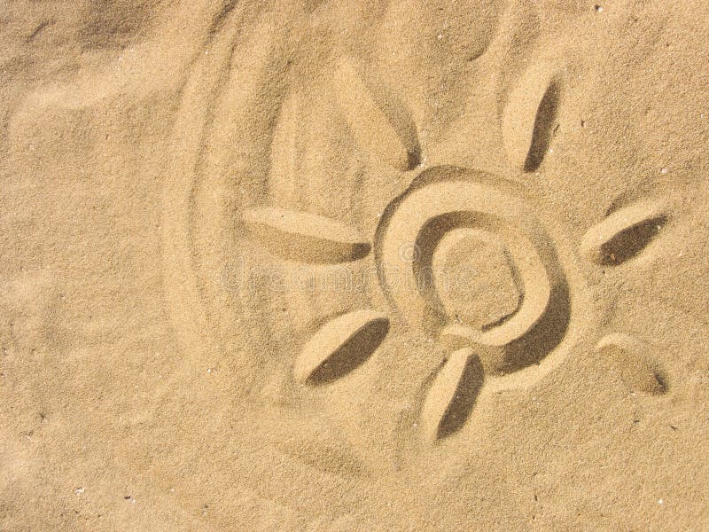El Jugar Con La Arena En La Forma Del Sol De La Playa Foto de archivo ...