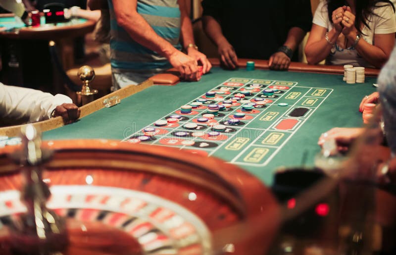 Hombres Con Las Mujeres Que Juegan La Ruleta En El Casino Imagen de ...