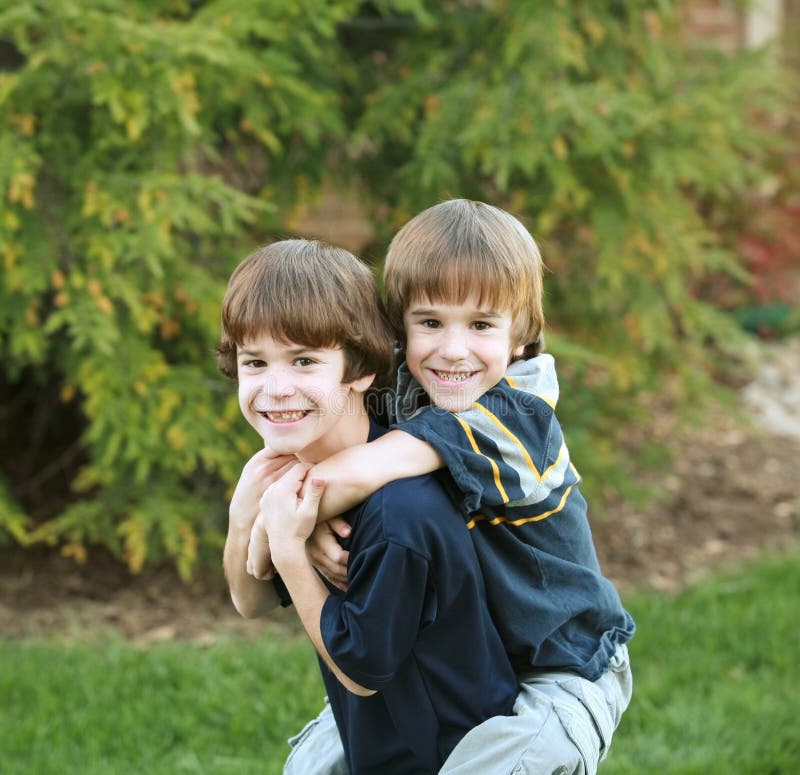 El jugar de los hermanos foto de archivo. Imagen de hermano - 4053750
