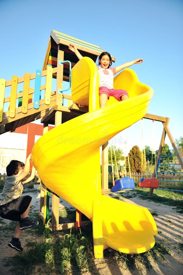 El jugar en parque junto imagen de archivo. Imagen de descendiente ...
