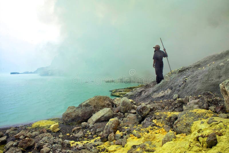 El Kawa Del Minero Del Azufre Ijen Java Imagen editorial - Imagen de ...