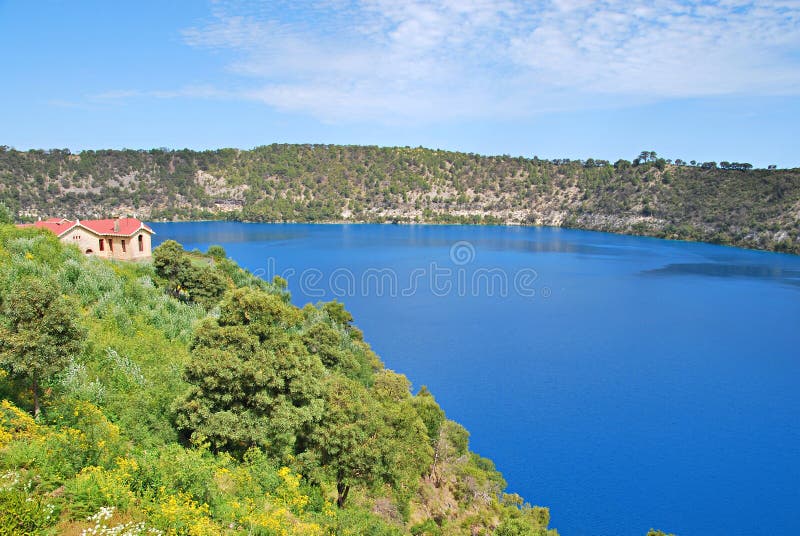 El lago azul imagen de archivo. Imagen de lago, agua - 30383561