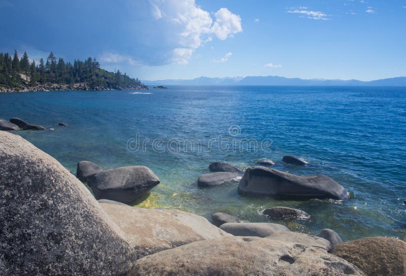 El lago Tahoe foto de archivo. Imagen de limpio, sierra - 33961932