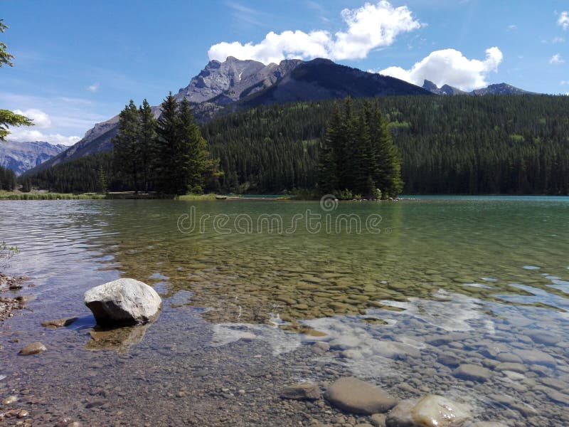 El Lago Two Jack, Alberta, Canadá Imagen de archivo - Imagen de ...