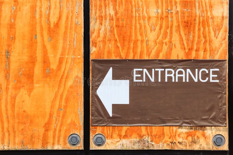 El Letrero De La Entrada En La Pared Imagen de archivo - Imagen de ...