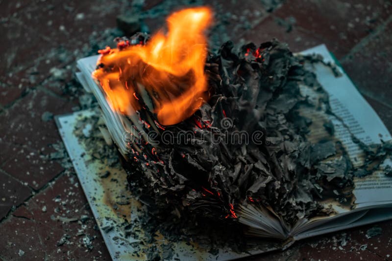 El libro se quema foto de archivo. Imagen de manuscrito - 148006142
