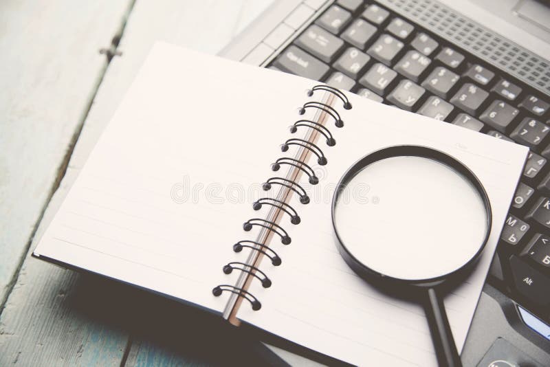 El Magnificar En La Libreta En El Cuaderno Foto de archivo - Imagen de ...