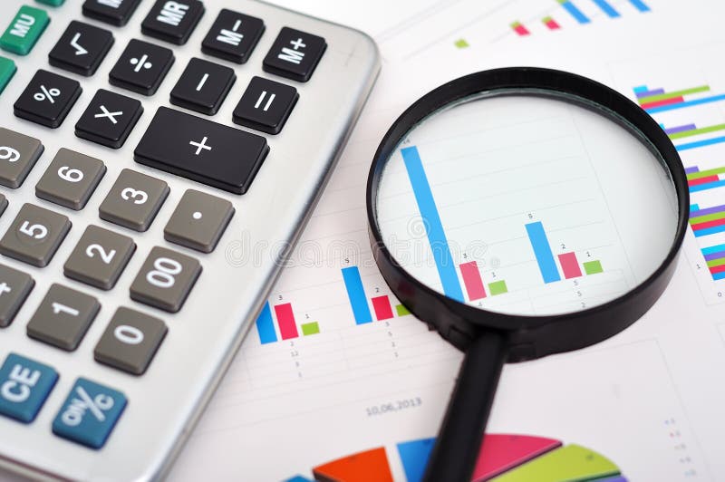 El Magnificar Y Calculadora Foto de archivo - Imagen de calculadora ...