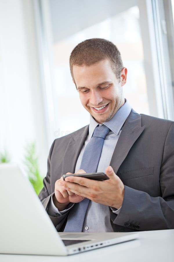 El mandar un SMS imagen de archivo. Imagen de sentada - 30914945