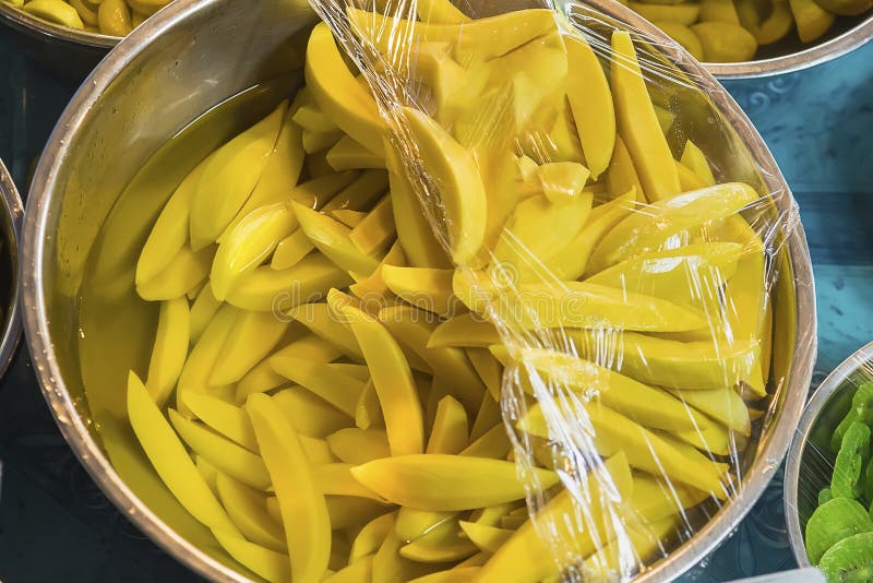 El Mango Picado Es Delicioso En La Comida Callejera Foto de archivo ...