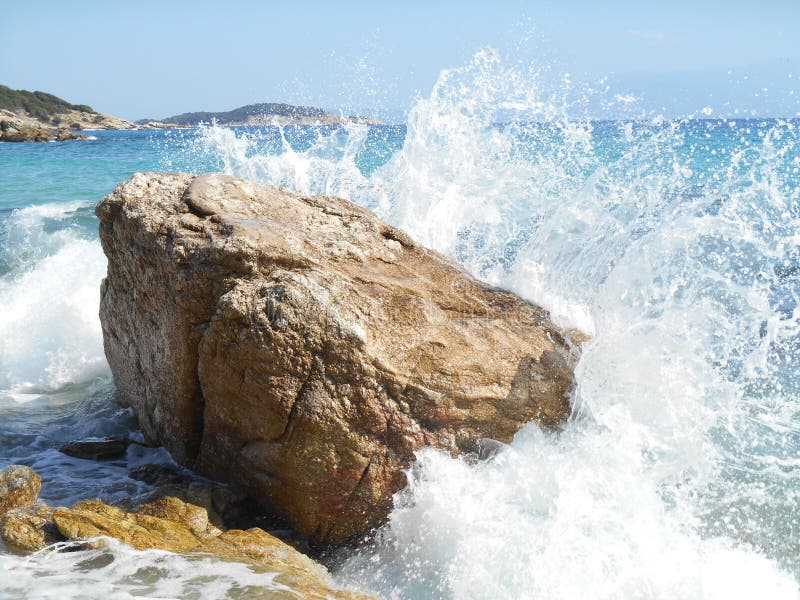 Roca grande en el mar imagen de archivo. Imagen de verano - 7841613
