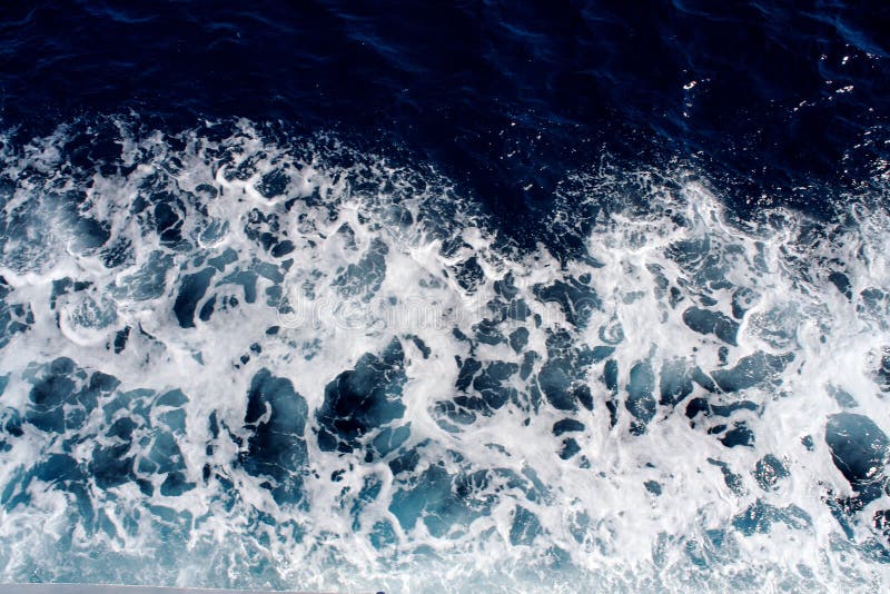 El Mar Azul Agita Con Mucha Espuma Del Mar Imagen de archivo - Imagen ...