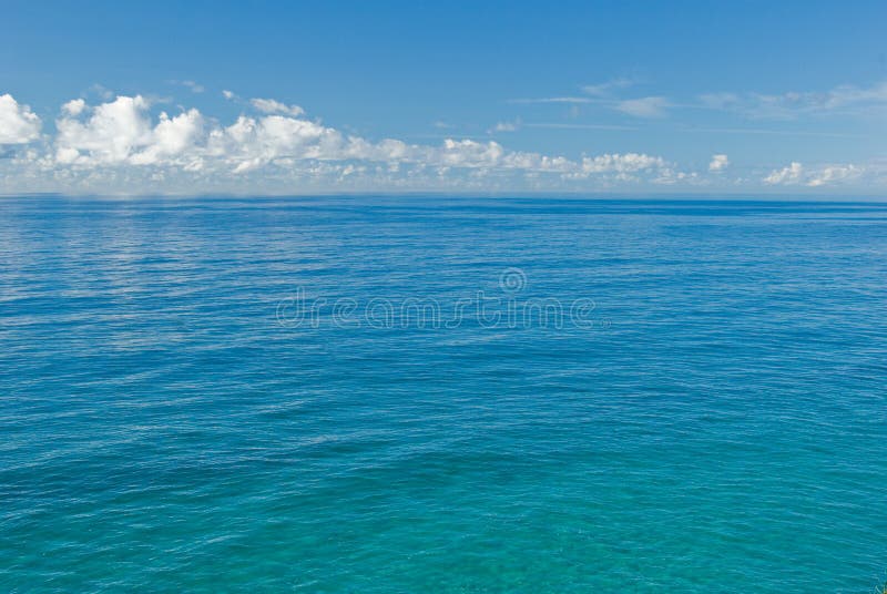 El mar azul profundo foto de archivo. Imagen de apacible - 2469826
