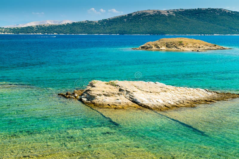 El Mar Cristalino Que Rodea La Isla De Rab, Croacia Foto de archivo ...