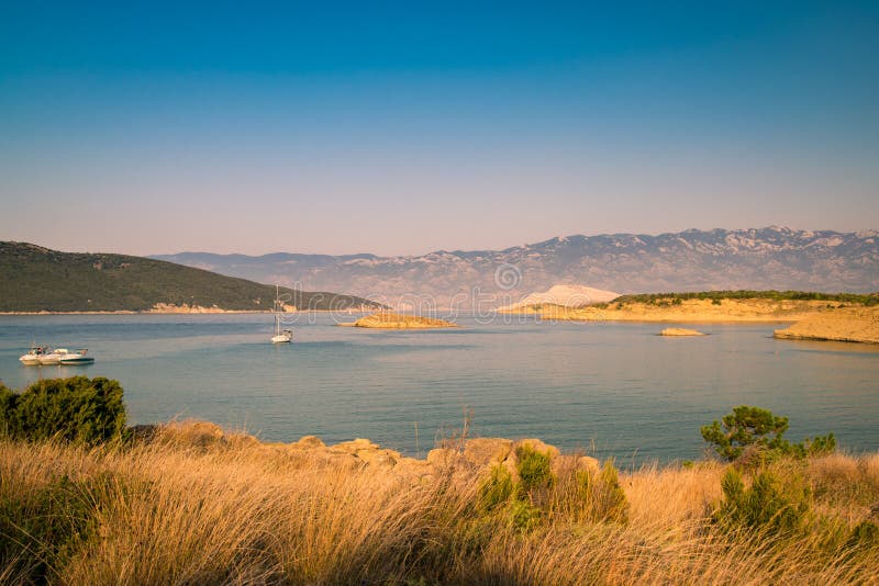 El Mar Cristalino Que Rodea La Isla De Rab, Croacia Imagen de archivo ...