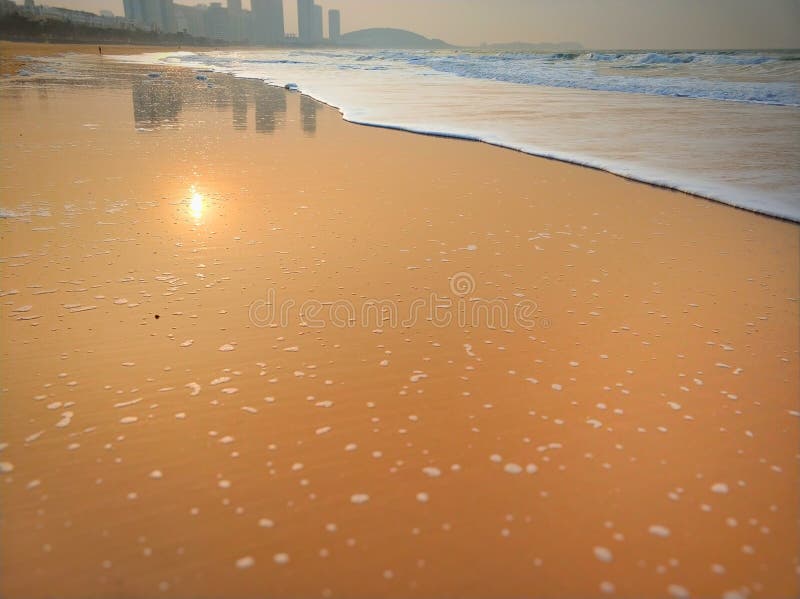 El mar es como un espejo imagen de archivo. Imagen de hermoso - 158471931