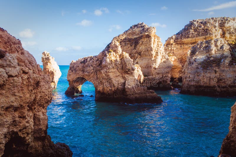 Mar y rocas imagen de archivo. Imagen de ciudad, italia - 139036123