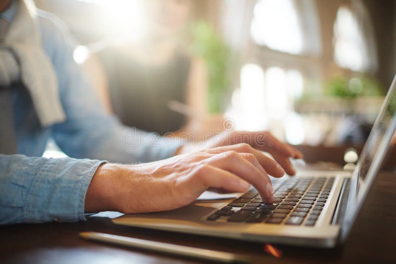 El Mecanografiar De Las Manos Foto de archivo - Imagen de aprendizaje ...
