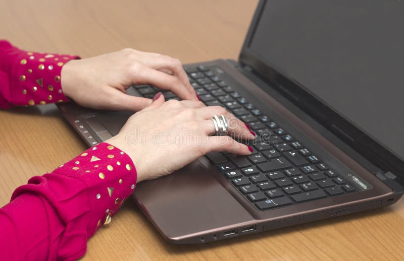 El Mecanografiar En El Teclado Foto de archivo - Imagen de oficina ...