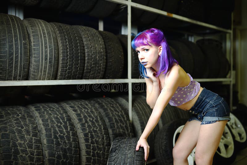 Mujer Joven Alternativa Del Inconformista Hermoso Con El Pelo Verde En
