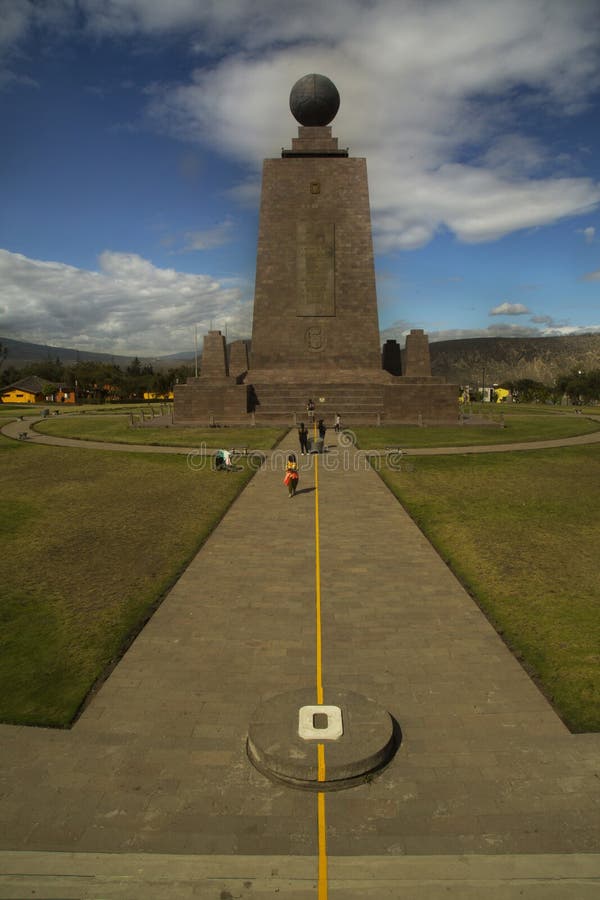 El Medio Del Mundo Mitad Del Mundo Quito Ecuador. Foto editorial ...